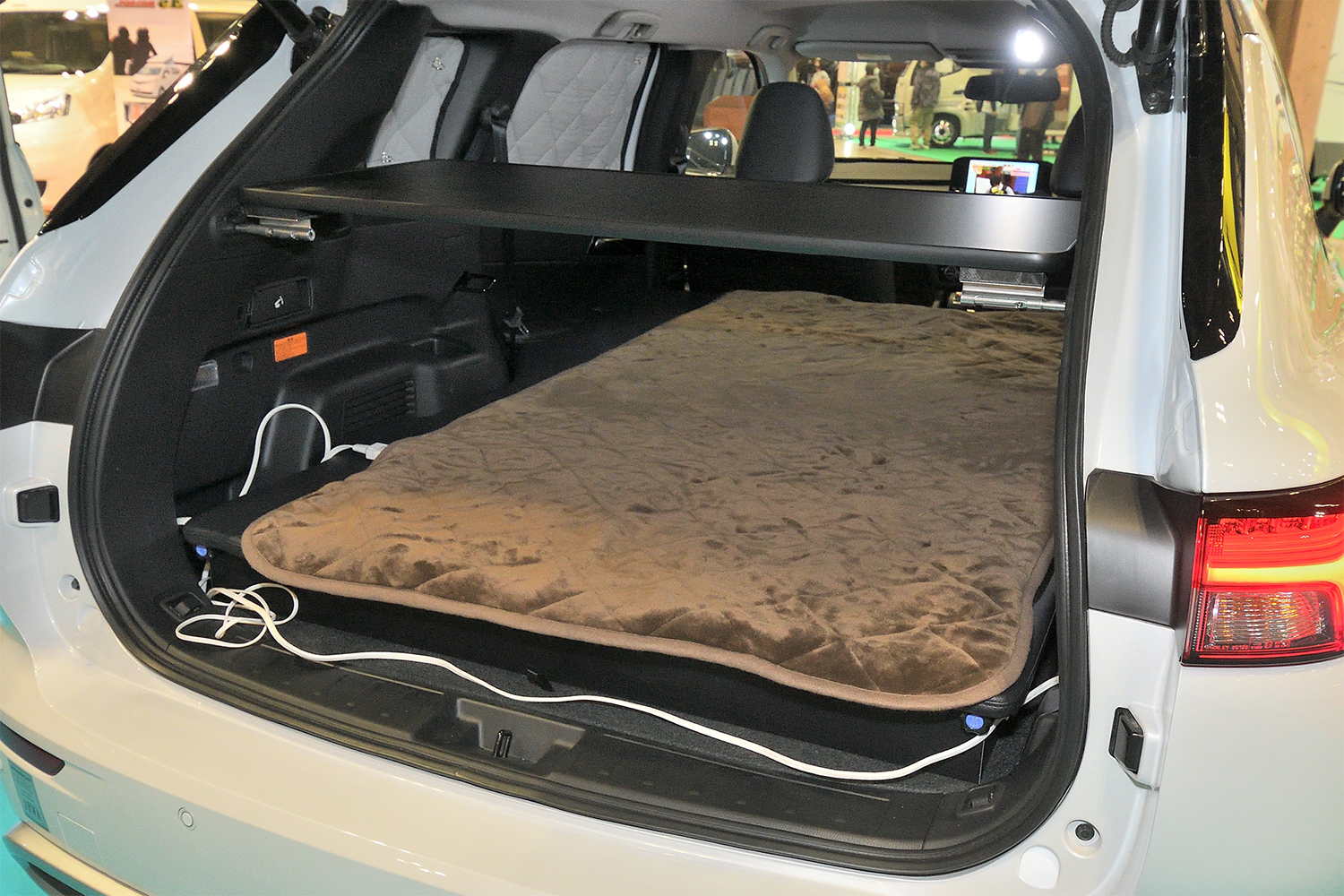 SUVなのに大人4人がゆったり車中泊できる！ 「E：POP OUTLANDER」はサイコーの車中泊マスターだった | soto lover - ソトラバ | ～ソトラバならもっと外遊びに出かけ ...