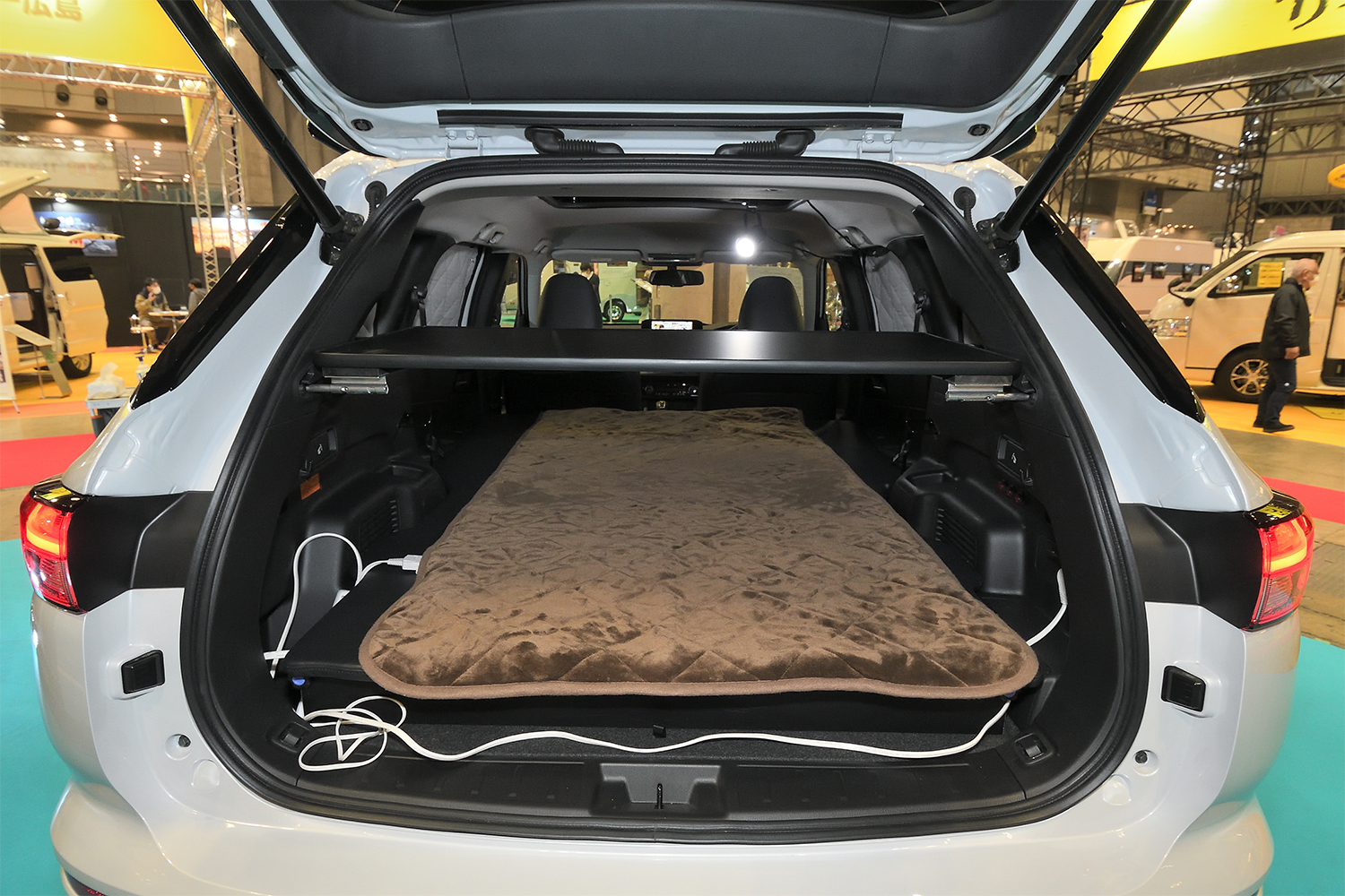 SUVなのに大人4人がゆったり車中泊できる！ 「E：POP OUTLANDER」はサイコーの車中泊マスターだった | soto lover ...