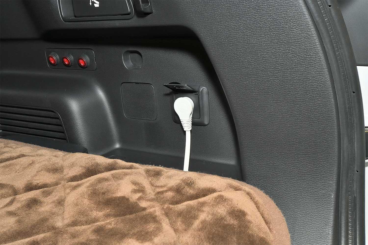 SUVなのに大人4人がゆったり車中泊できる！ 「E：POP OUTLANDER」はサイコーの車中泊マスターだった | soto lover ...