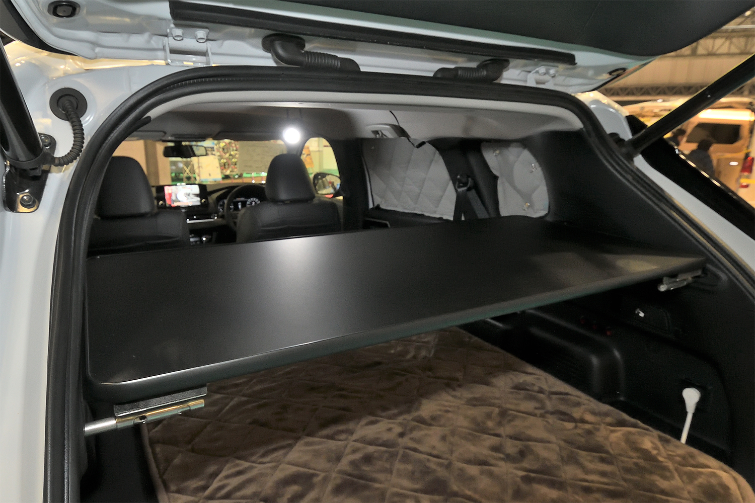 SUVなのに大人4人がゆったり車中泊できる！ 「E：POP OUTLANDER」はサイコーの車中泊マスターだった | soto lover ...