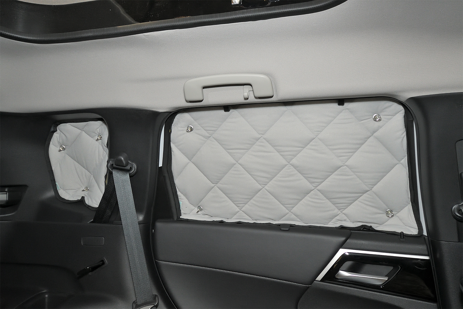 SUVなのに大人4人がゆったり車中泊できる！ 「E：POP OUTLANDER」はサイコーの車中泊マスターだった | soto lover ...