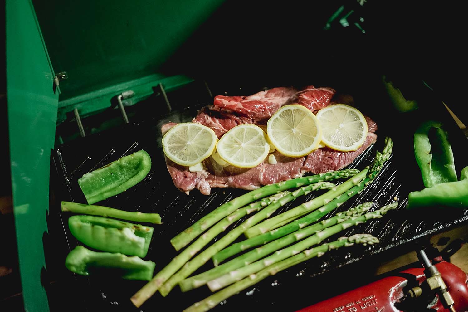 BBQの醍醐味は「肉」を焼くこと！ 炭・ガス・ホワイトガソリン・電気のメリット＆デメリットを考える！ | soto lover - ソトラバ | ～ソトラバならもっと外遊びに出かけたくなる ...