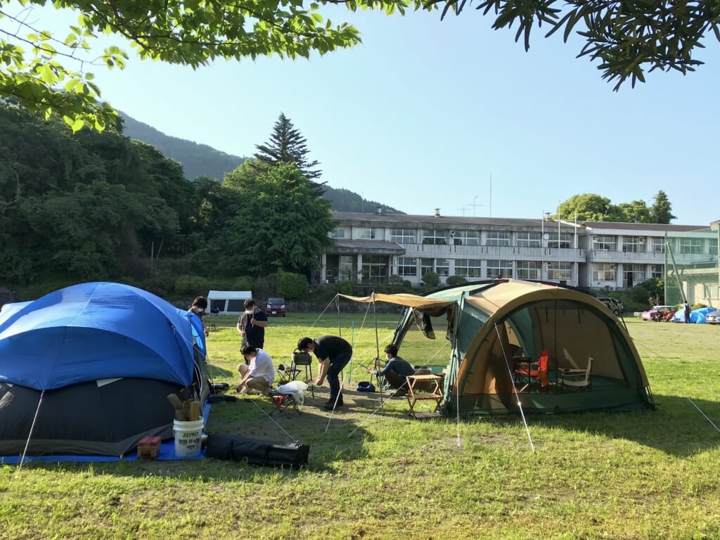 2308_site100_kanagawa_04_CAMPiece_テントと校舎2 | soto lover - ソトラバ