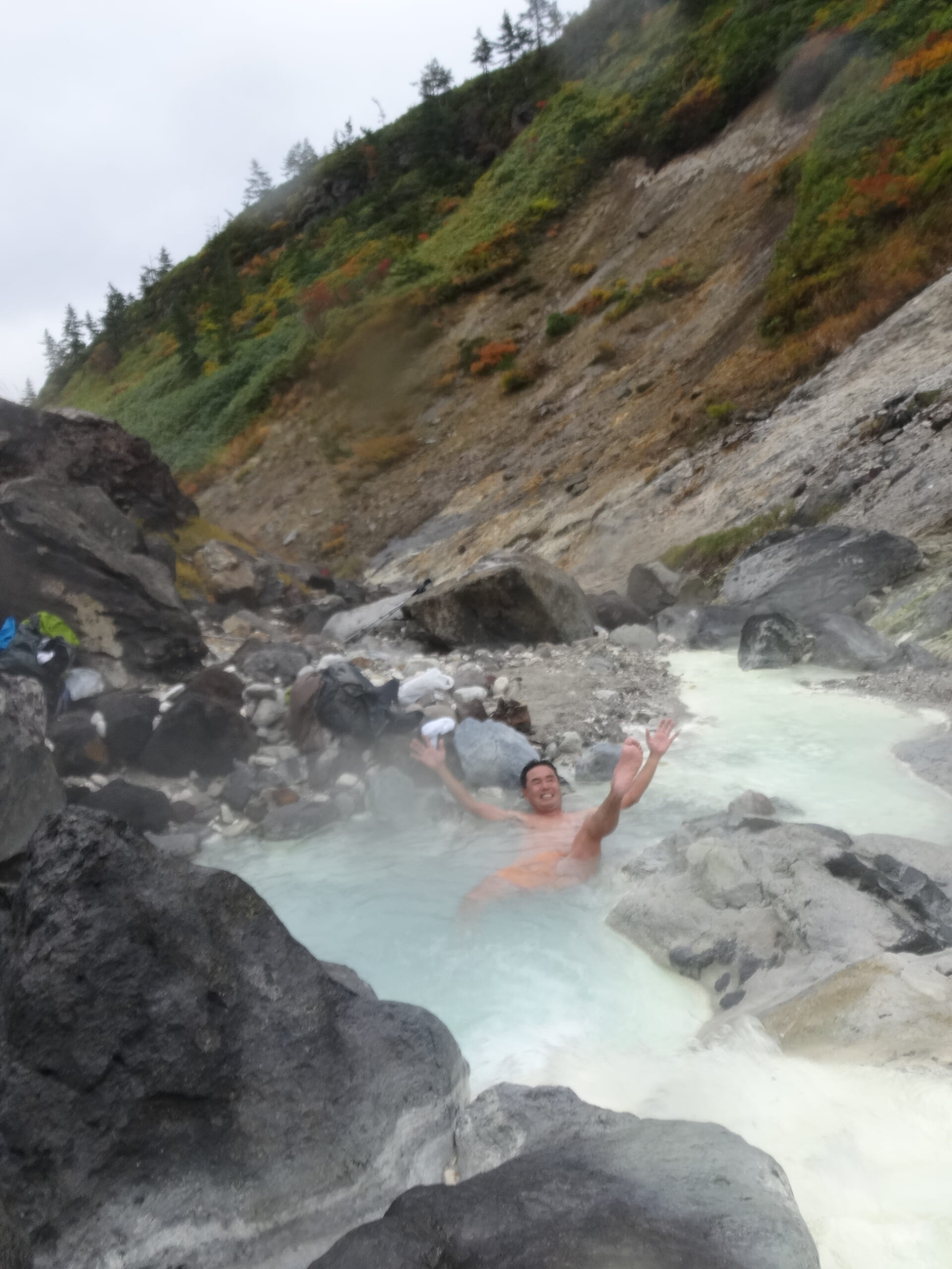 たどり着けるかは運次第!? 究極の秘湯・野湯探検記【vol.14】 透き通った青白い温泉がふんだんに流れる「硫黄取りの湯」／秋田県 | soto lover - ソトラバ ～ソトラバならもっと ...