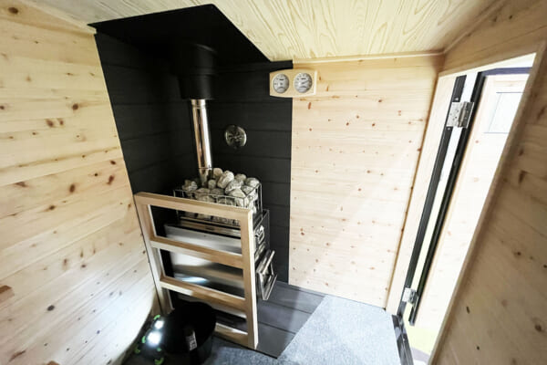 大人4人で“サ活”できる！ 何処へでもサウナを持ってける「KOBAKO SAUNA CAR」の魅力とは | soto lover - ソトラバ