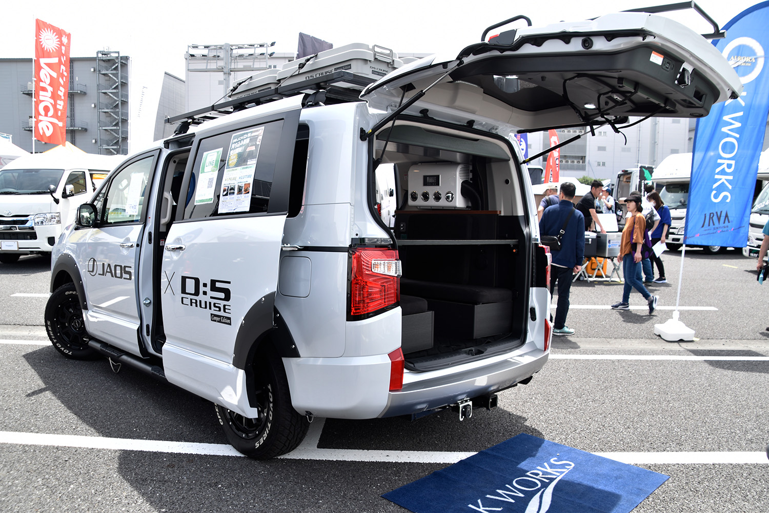 タフに遊び尽くせる！ 三菱デリカD:5にJAOS製パーツ＆ポップアップルーフを纏ったキャンパーの中身とは | soto lover - ソトラバ