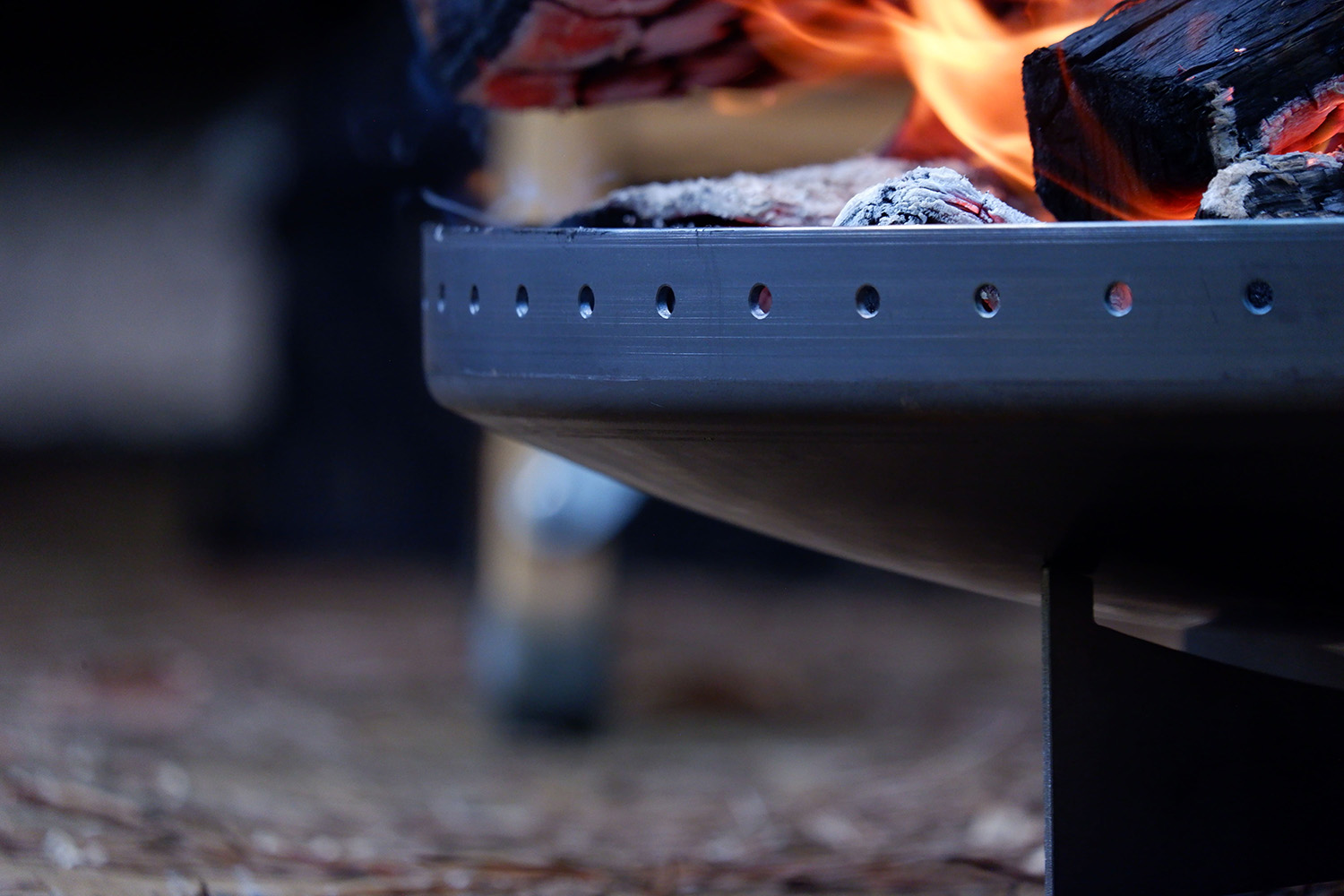 まるで直火のような焚き火台！ 職人集団DekiTechがつくる無骨で味わい深い「炎満」がガチで使える | soto lover - ソトラバ